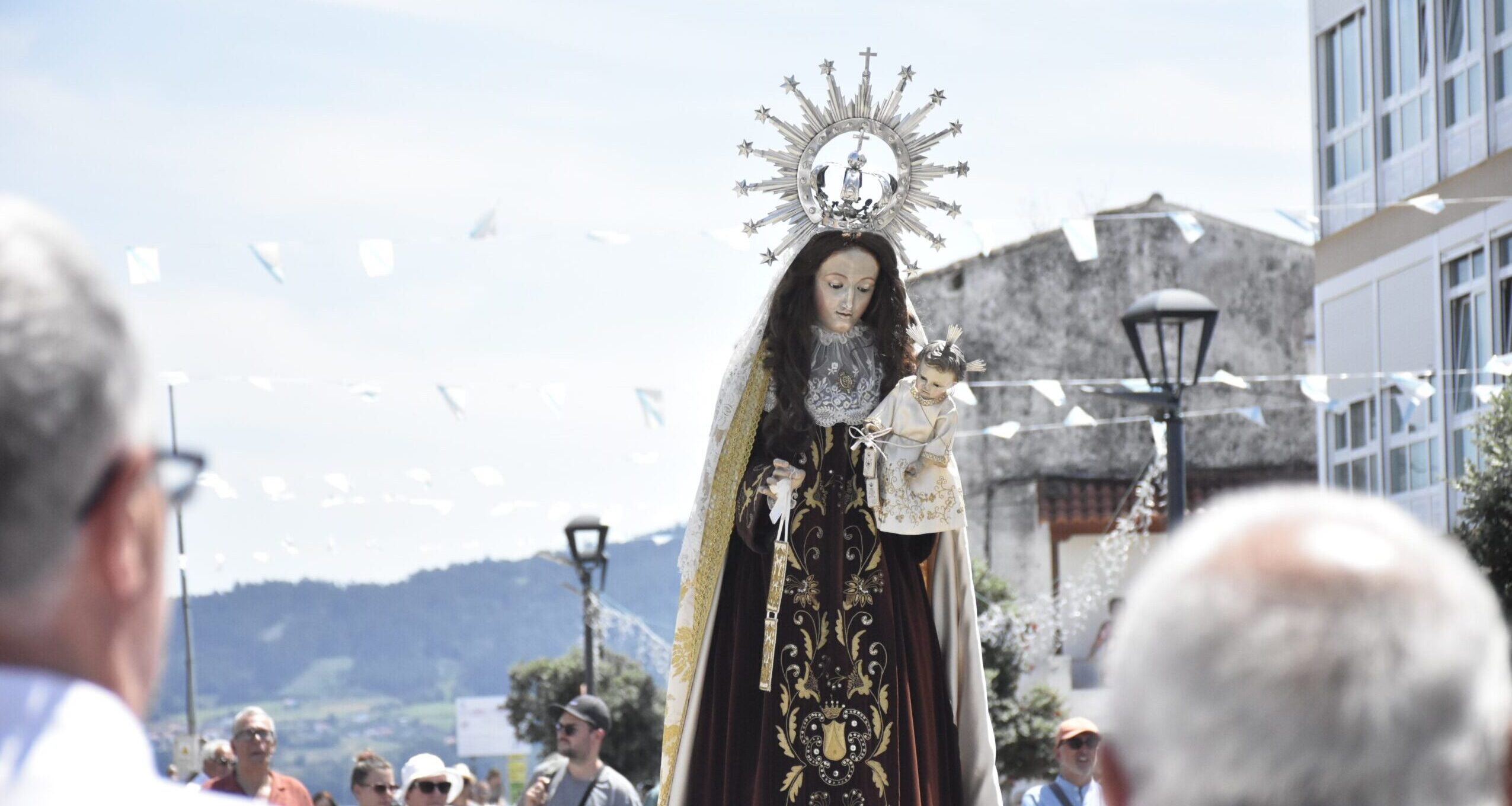 La «Estrella de los Mares» ilumina Ares - Ferrol 360
