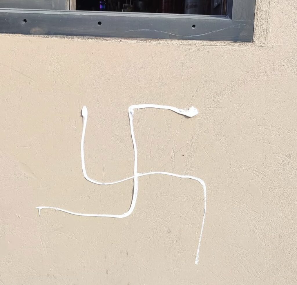 Una esvástica aparece pintada en la fachada del Cuerda Floja - Ferrol 360